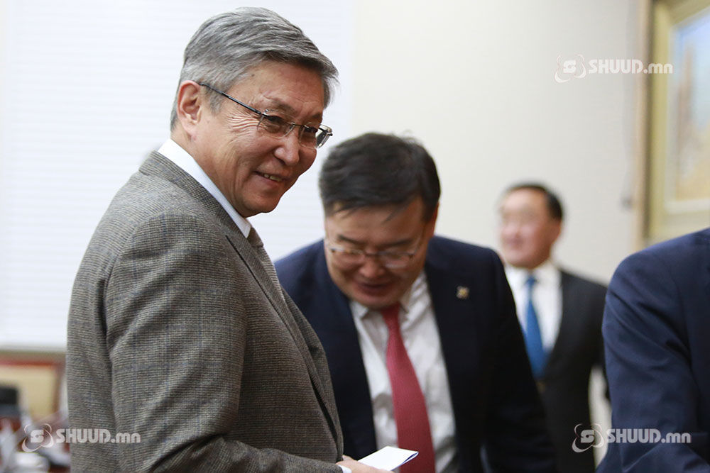 С Баяр Би Л Оюун Эрдэнийг дэмждэг