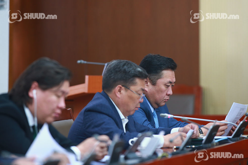 Засгийг огцруулах асуудлыг хэлэлцэж байна