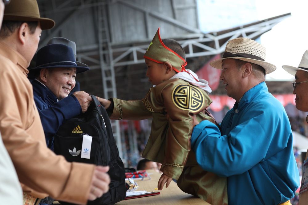 Хурдан морины унаач хүүхдүүдэд баяр хүргэж гарын бэлэг гардуулав