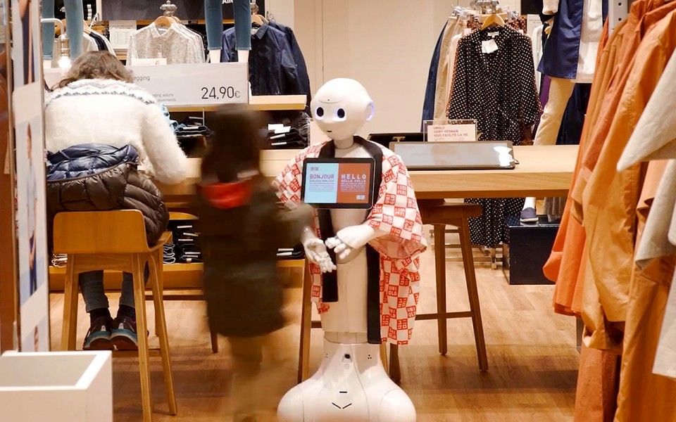 "Uniqlo" орлогоо өсгөх зорилгоор агуулахын ажилчдынхаа 90 хувийг ...