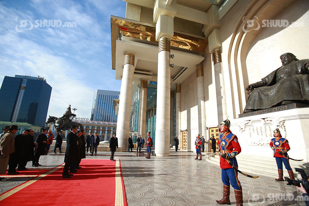 Их эзэн Чингис хааны хөшөөнд хүндэтгэл үзүүллээ