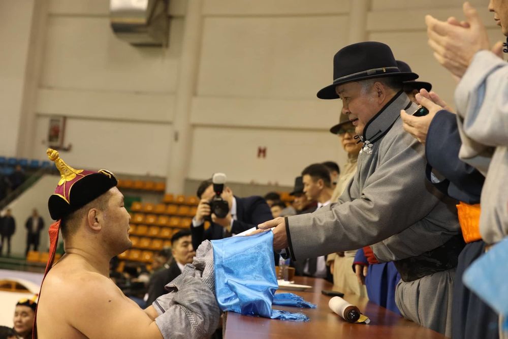 Бөхийн барилдаанд улсын арслан Р Пүрэвдагва түрүүллээ