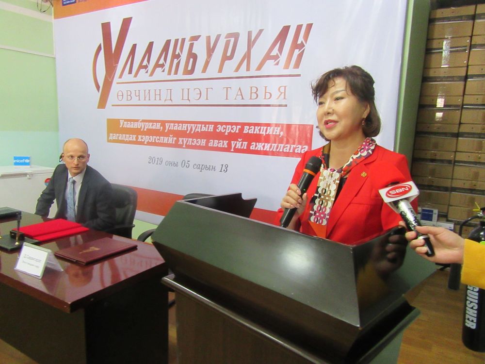 Улаанбурхан улаанууд өвчний эсрэг вакциныг хүлээлгэн өгөв