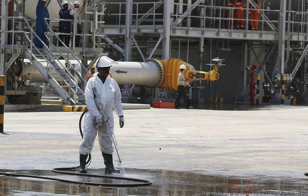 Халдлагад өртсөн газрын тосны үйлдвэрийг засахад урт хугацаа зарцуулна