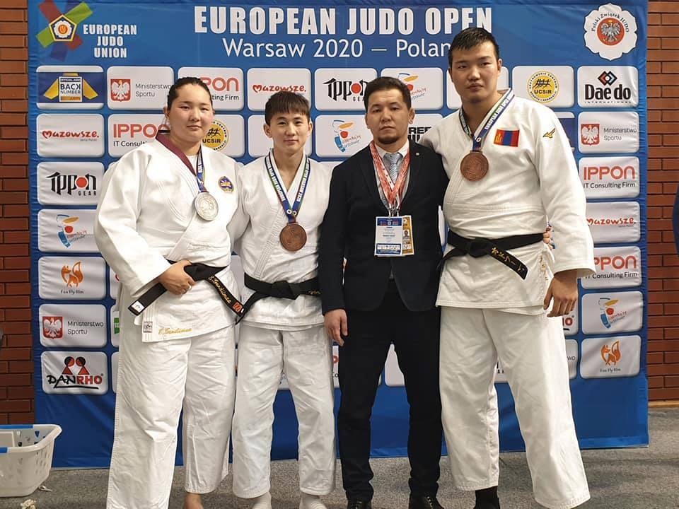 Жүдочид гурван медаль хүртжээ