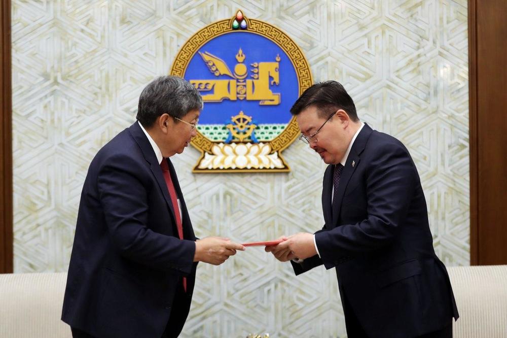 Сангийн сайд Ч Хүрэлбаатар хуулийн төсөл өргөн барилаа