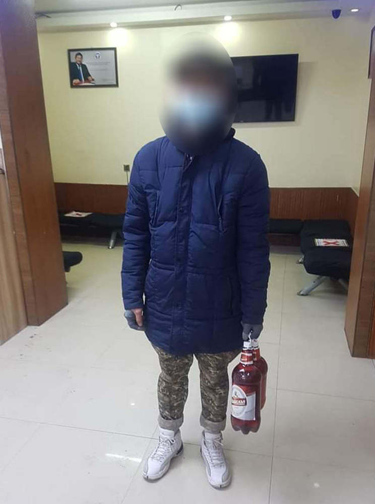 Гар дээрээс архи согтууруулах ундаа худалдан борлуулсан үйлдлүүдийг илрүүлжээ