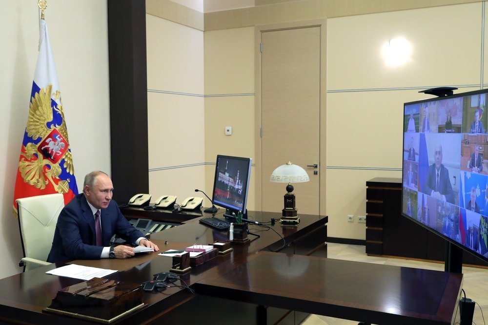 Путин хэвлэлийн хурлын үеэр сэтгүүлчдийн хөндсөн асуудлуудад анхаарахыг үүрэгдэв