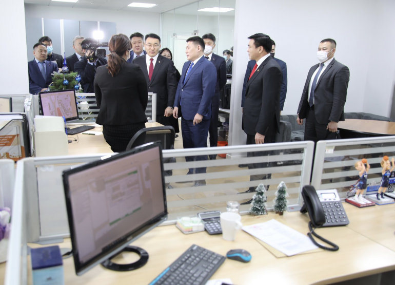 Л Оюун Эрдэнэ Нийслэлийн төр захиргааны алба хаагчдад баярлалаа