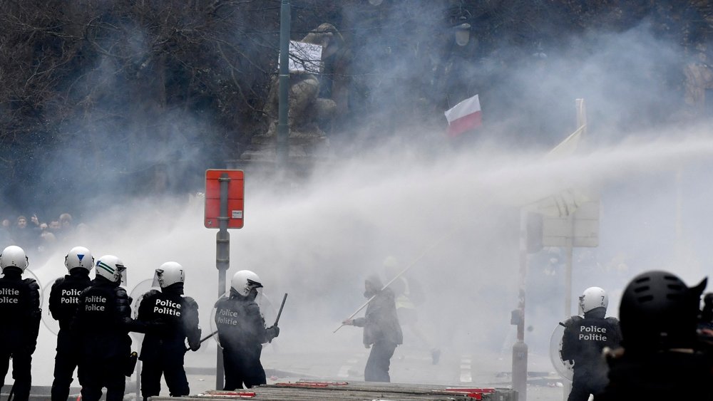 Ковидын хязгаарлалтыг эсэргүүцсэн жагсаал мөргөлдөөнөөр өндөрлөв