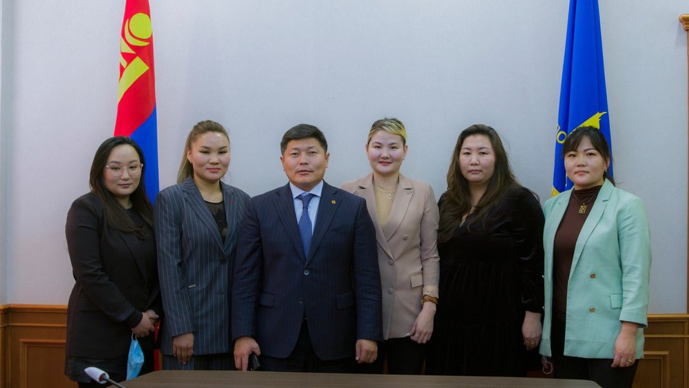 Х Нямбаатар сайд цагдаагийн алба хаагчдын эхнэрүүдийн төлөөлөлтэй уулзжээ