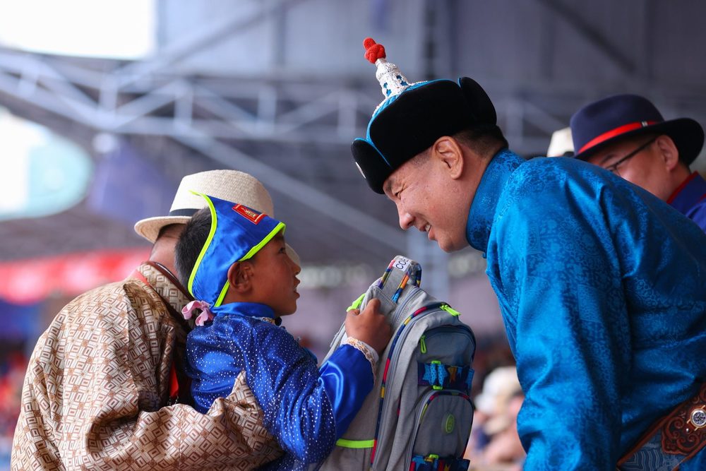 Ерөнхийлөгч хурдан морины унаач хүүхдүүдэд баяр хүргэж бэлэг гардуулав