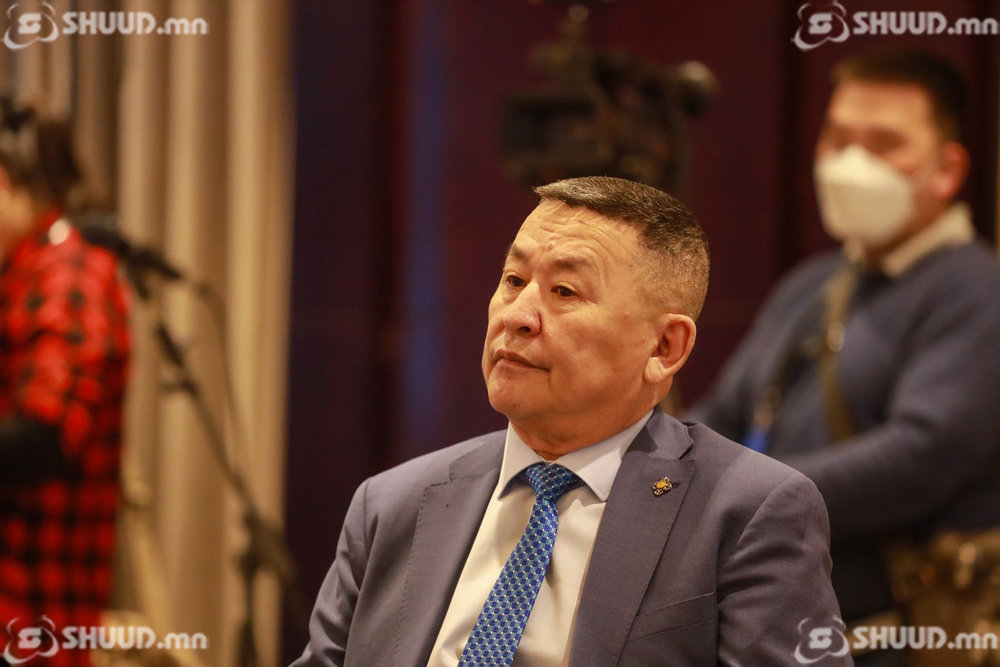 Ш Адьшаа Дан давхар дээлээр Монголчууд 30 жил хэрэлдлээ