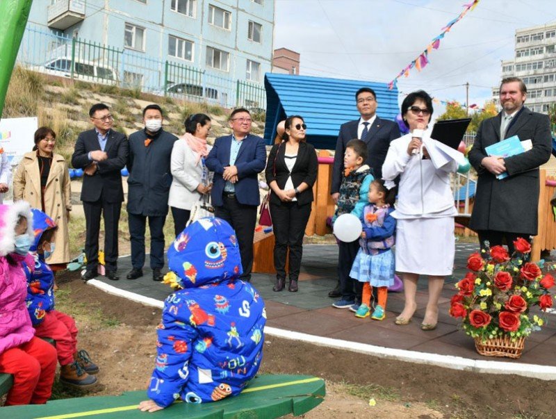 Эрүүл мэндийн сайд С Энхболд Хүүхдийн төв сувилалд ажиллалаа