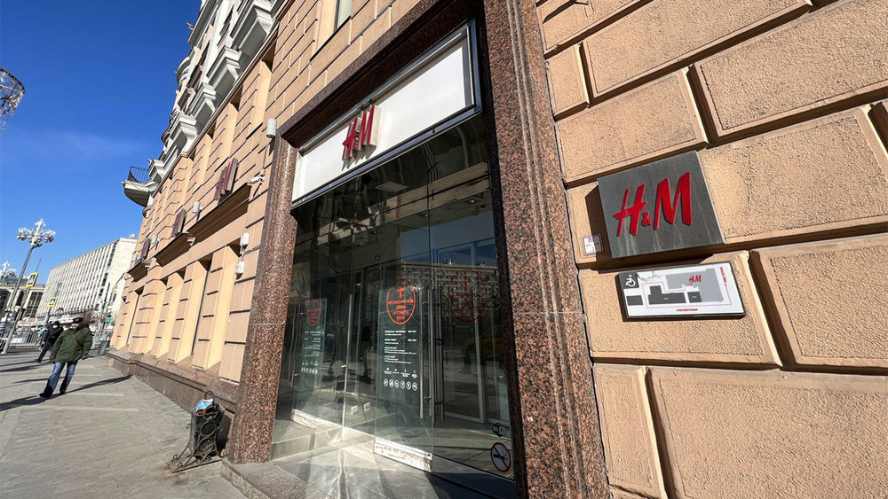 H&M Орос дахь дэлгүүрээ хааж эхэллээ