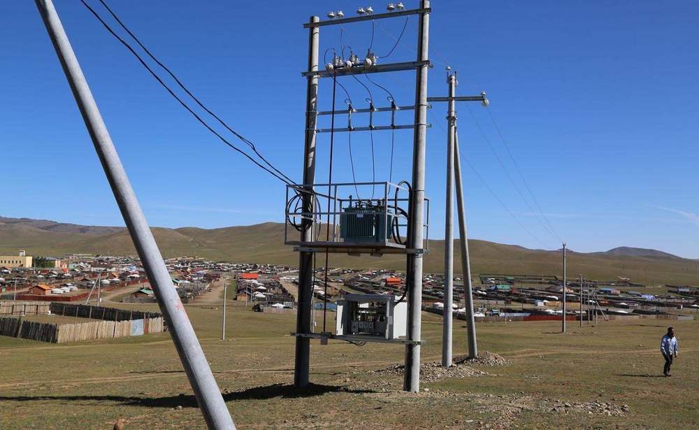 Архи хэтрүүлэн хэрэглэсэн иргэн өндөр хүчдэлийн багана руу авирчээ