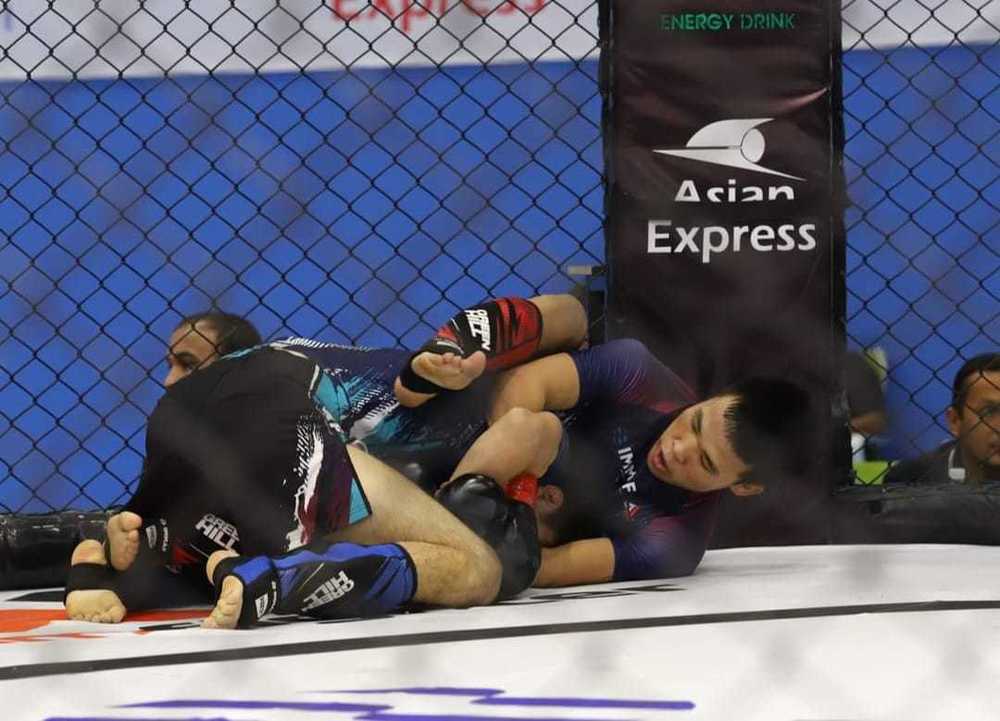 Б Отгонбаатар холимог тулааны залуучуудын АШТ ээс мөнгөн медаль хүртлээ