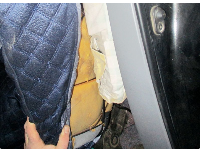 Хилээр их хэмжээний эм нуун гаргахыг завдсан Монголын иргэн саатуулагджээ