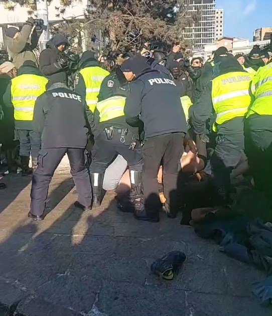 ВИДЕО Залуус хувцсаа өмсөж эрүүл мэндийн тусламж авч эхэллээ