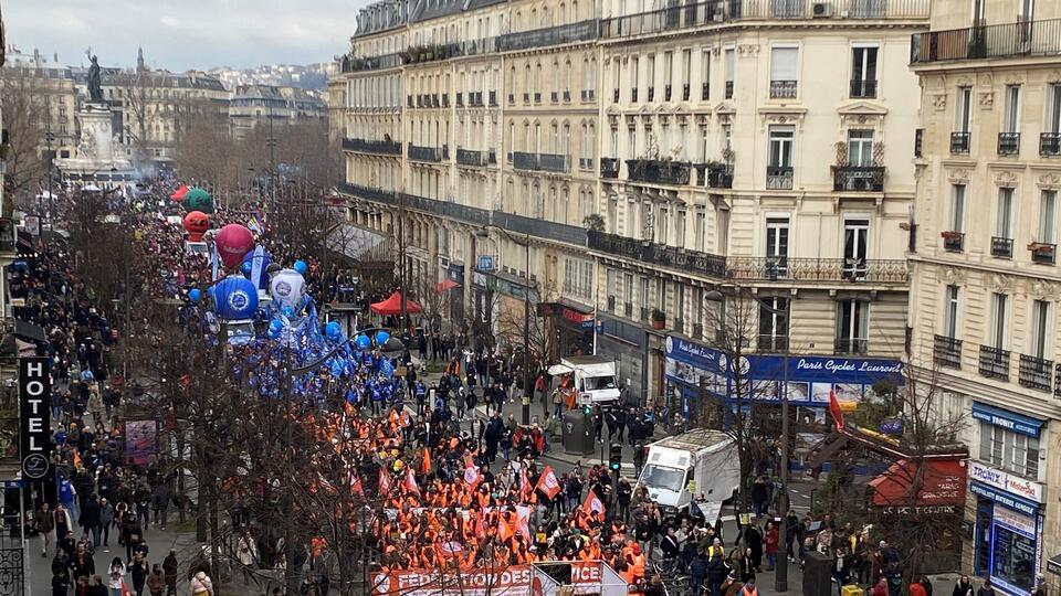 Тэтгэврийн шинэчлэлийг эсэргүүцсэн тав дахь жагсаал Францад боллоо