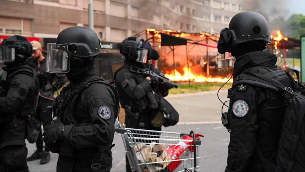 Францад болсон үймээний үеэр эсэргүүцэгчид Парисын хоёр дэлгүүрийг тоножээ
