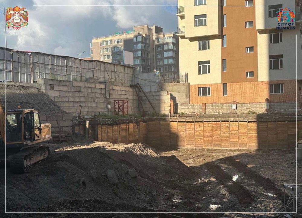 Сэлбэ голын баруун талд баригдаж буй 15 давхар апартментын барилгын ажлыг зогсоолоо