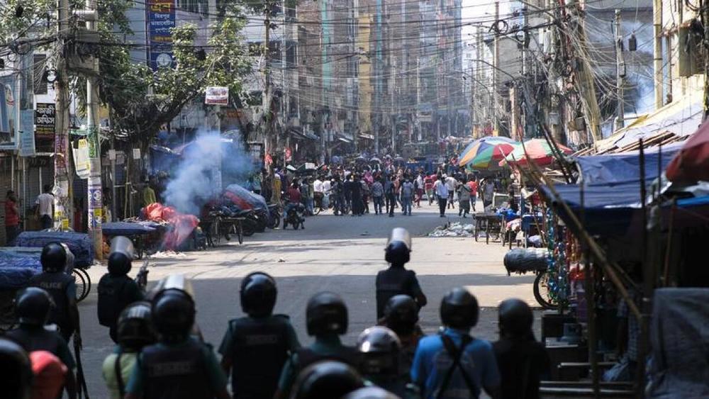 Бангладешт ажил хаялт зарласан ажилчид цагдаагийнхантай мөргөлдөж байна