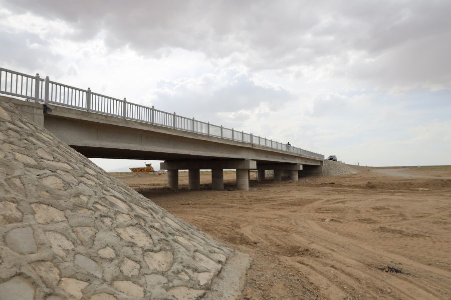 Суудлын машин жалга руу унаж хоёр хүн гэмтжээ