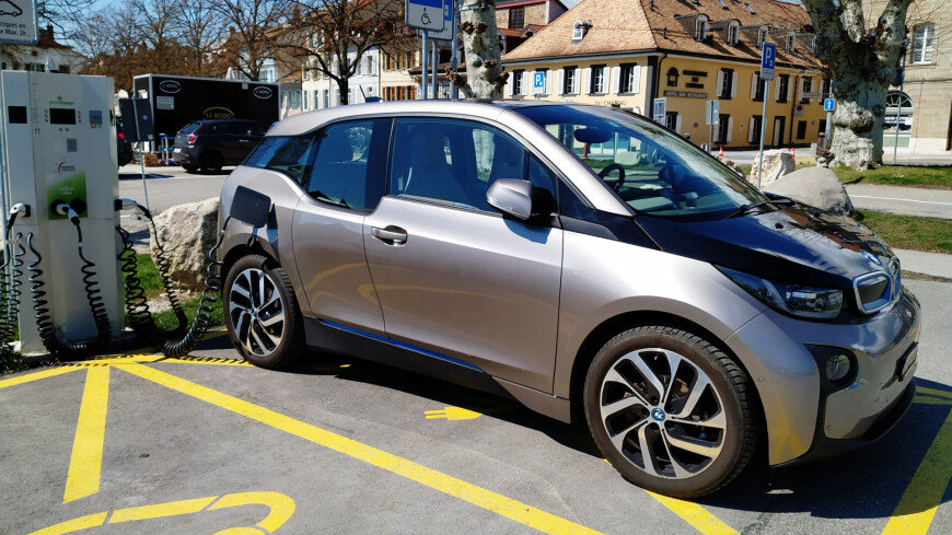 Канадад бензин дизель хөдөлгүүртэй машиныг хориглоно