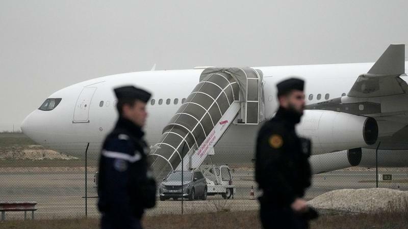 Францад гурав хоног саатуулагдсан онгоц Энэтхэг рүү нисчээ