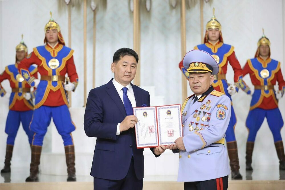 Д Ариунболд Х Лхагвасүрэн нарт Хошууч генерал цол хүртээлээ
