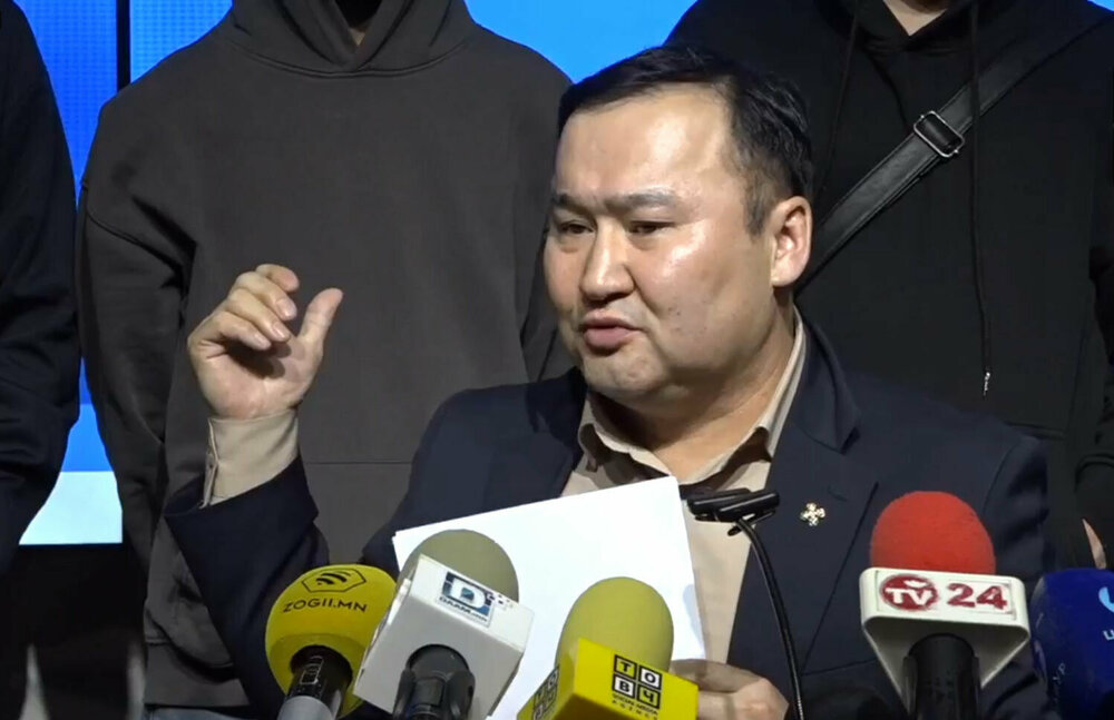 “Эдийн засгийн хөгжлийн сайд Ч Хүрэлбаатар Увс аймгийн 1000 гаруй оюутанд мөнгө тараасан”