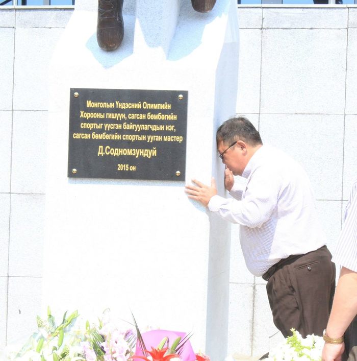 С Эрдэнэ аавынхаа хөшөөг босгожээ