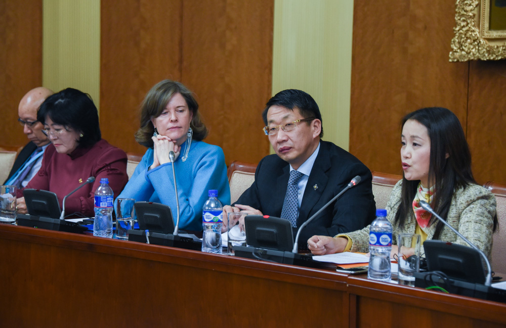 Эрүүл мэндийн салбарын өнөөгийн байдлыг хэлэлцлээ