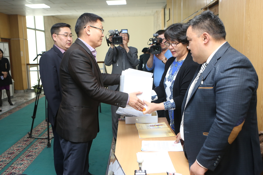 АН нэр дэвшигчдийн баримт бичгийг хүлээлгэн өглөө