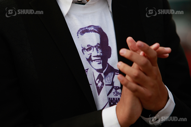 ФОТО Х Чойбалсан Ю Цэдэнбал Ж Батмөнх нарын хөшөөнд хүндэтгэл үзүүллээ