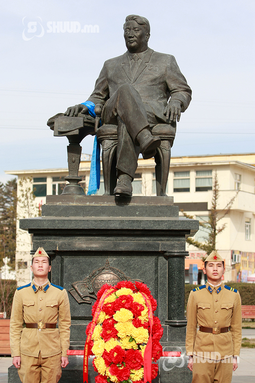 ФОТО Х Чойбалсан Ю Цэдэнбал Ж Батмөнх нарын хөшөөнд хүндэтгэл үзүүллээ