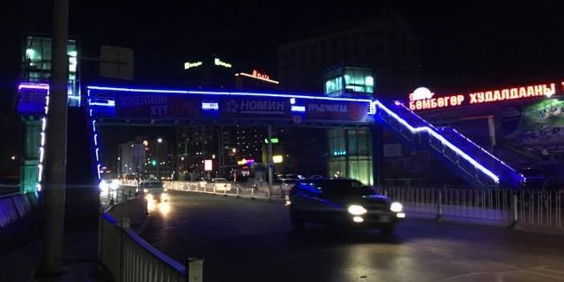 “Бөмбөгөр” худалдааны төвийн дэргэдэх гүүрэн гарцыг чимэглэлээ