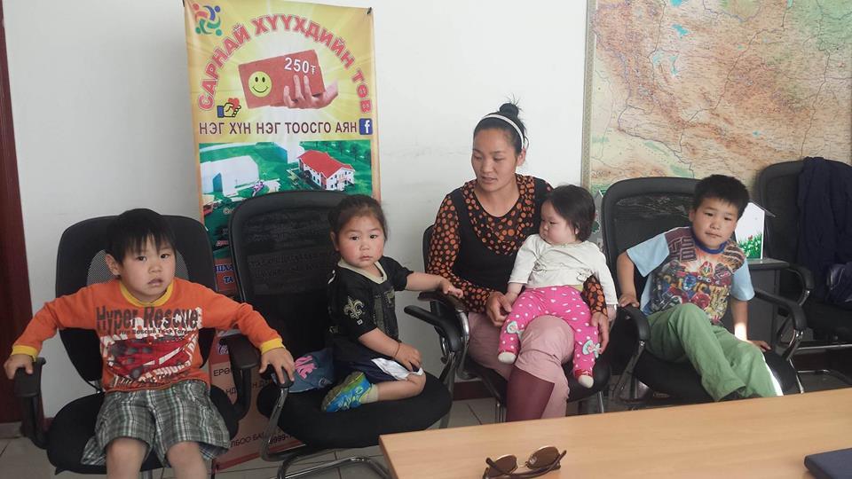 Ц Сувд Эрдэнэ дөрвөн хүүхэдтэй эмэгтэйд туслахаар болжээ