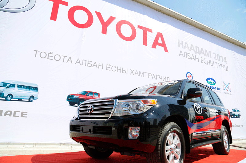 Наадмын түрүү бөх “Ланд Крузер 200” хөлөглөнө