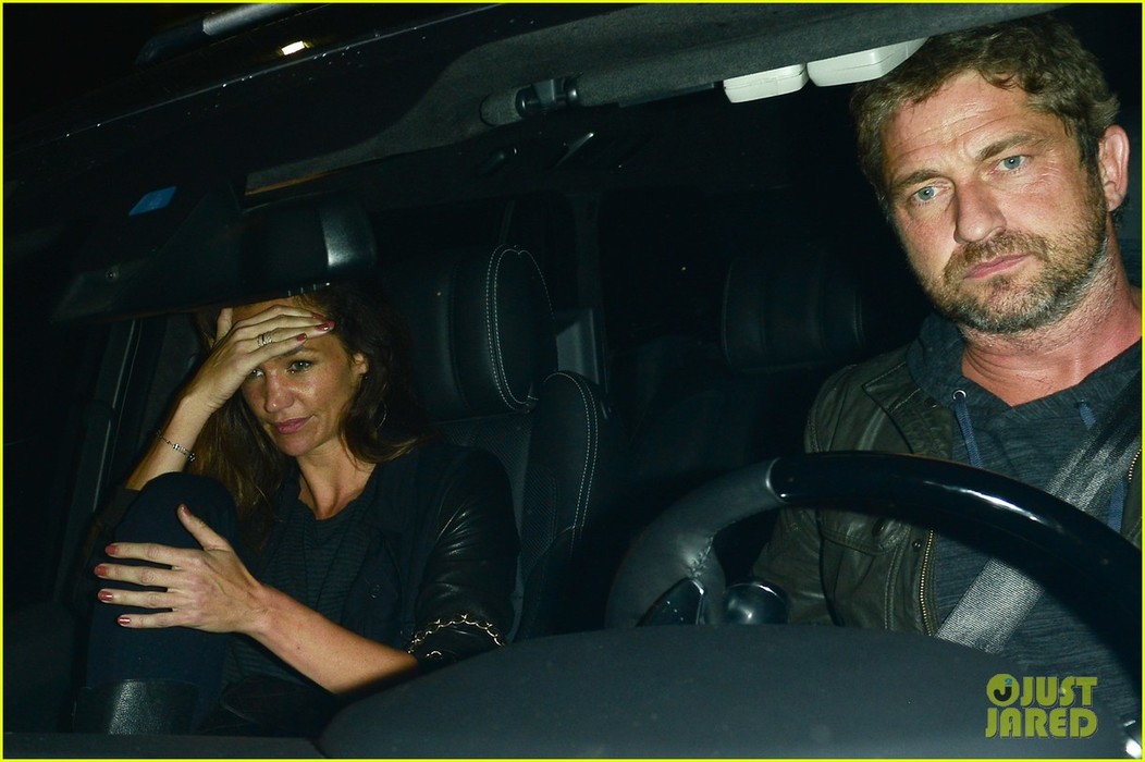 Жерард Батлер найз бүсгүйгээсээ салжээ